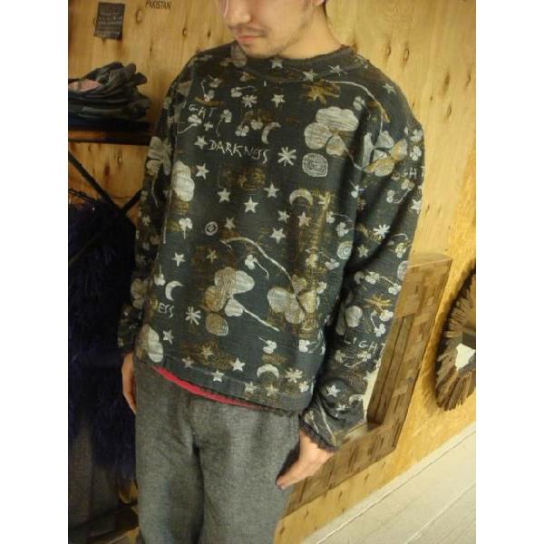 ギリシャ神話のワンシーンの様な様々なモチーフが描かれたアーティスティックな絵柄が特徴的な薄手のスウェットニットブランド特有の繊細な色味と大胆なプリントが他には無い唯一無二の個性を出しています。