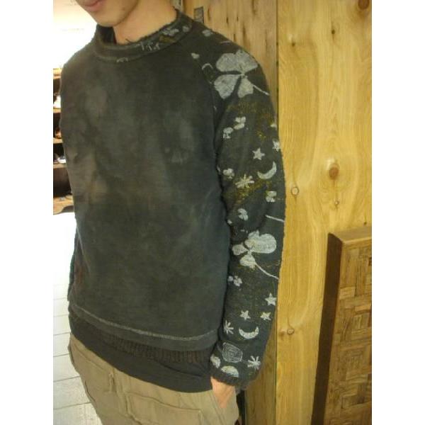 ギリシャ神話のワンシーンの様な様々なモチーフが描かれたアーティスティックな絵柄が特徴的な薄手のスウェットニットブランド特有の繊細な色味と大胆なプリントが他には無い唯一無二の個性を出しています。