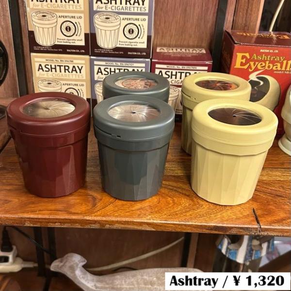 SIZE高さ　約9cm直径　約8cm底面　直径6.5cm開閉部　直径5cmMATERIALステンレス、ブリキ、樹脂Made in Chinaカメラのレンズのように、回転するタイプの電子タバコ用灰皿です。レトロな雰囲気が、あなたの一服を支えて...