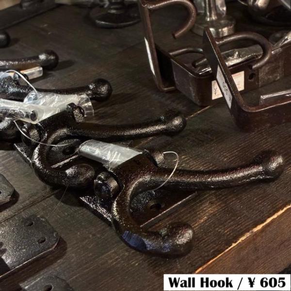 SIZEW4×D7×H8.3cmMATERIALアイアンmade in Chinaビス2個付属極々シンプルでぽてっとしたカタチが可愛らしいダブルフック。アイアンのずっしりとした重厚感と表面のざらつきがアンティークのような雰囲気を演出し、イン...