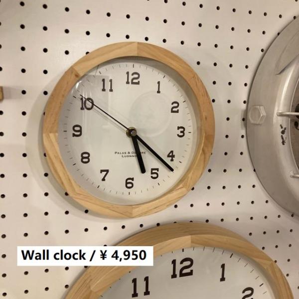 SIZE約W20.8xD4.5xH20.8 cmMATERIALパイン無垢材　ガラス　専用スタンド電源単三電池　1個パインの無垢材が素朴な雰囲気の時計。こちらは掛け時計でも置き時計としても使える2WAY仕様になっています。置き時計で使用する...