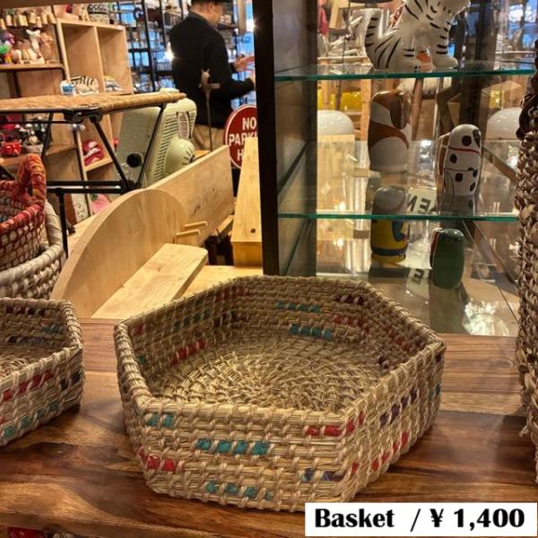 SIZEW27×D24×H7cm※個体差がありますMATERIALカイザ　リサイクルコットンサリーmade in Bangladeshカイザと生地を使って編んだしっかり感のあるバスケット。ナチュラルで素朴な風合いが素敵なアイテムです。おもち...