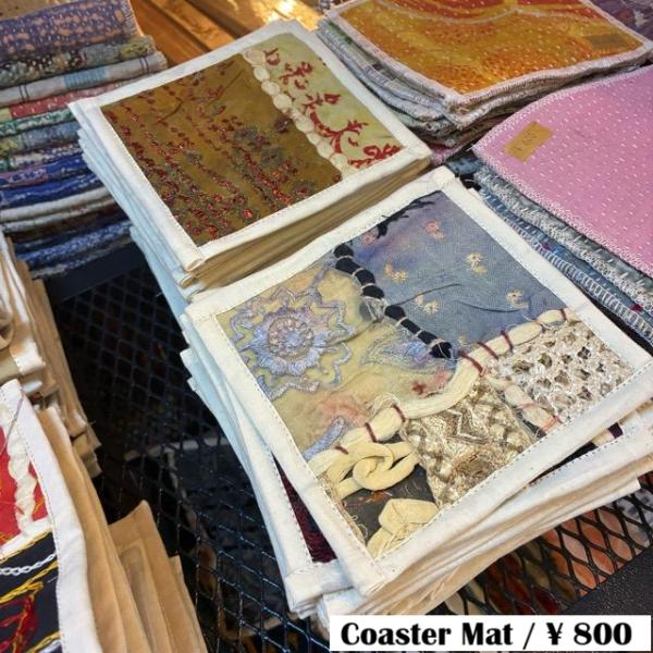 SIZE13×13cm若干の個体差がありますMATERIALヴィンテージサリー　コットンmade in Indiaヴィンテージサリーは、インドなどで伝統的に着用される一枚の長い布（サリー）のうち、古い年代の物や繊細な装飾を施されたものを指し...