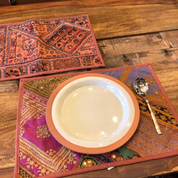 SIZE40×30cm若干の個体差がありますMATERIAL古布made in Indiaインドの北西部、グジャラートは砂漠の多い乾燥した土地。そのため、布の傷みが激しくすぐ破れてしまうため古い布を使ったパッチワークや刺しゅうの技術が発達し...