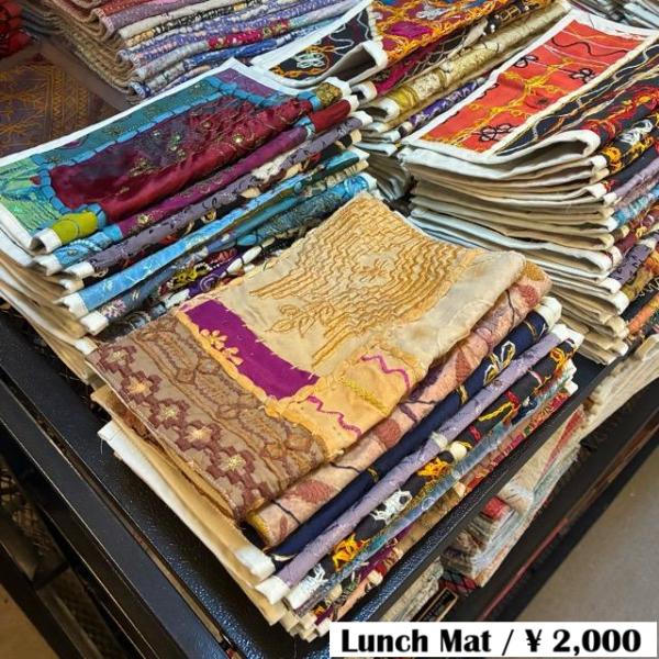 SIZE30×20cm若干の個体差がありますMATERIALヴィンテージサリー　コットンmade in Indiaヴィンテージサリーは、インドなどで伝統的に着用される一枚の長い布（サリー）のうち、古い年代の物や繊細な装飾を施されたものを指し...