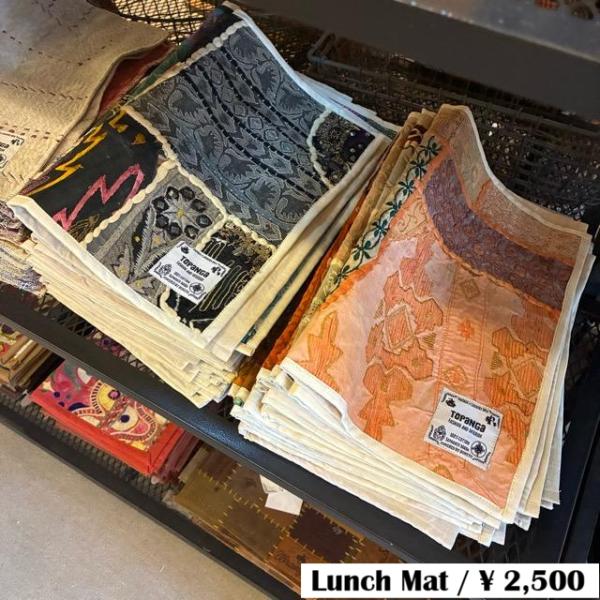 SIZE40×30cm若干の個体差がありますMATERIALヴィンテージサリー コットンmade in Indiaヴィンテージサリーは、インドなどで伝統的に着用される一枚の長い布（サリー）のうち、古い年代の物や繊細な装飾を施されたものを指し...