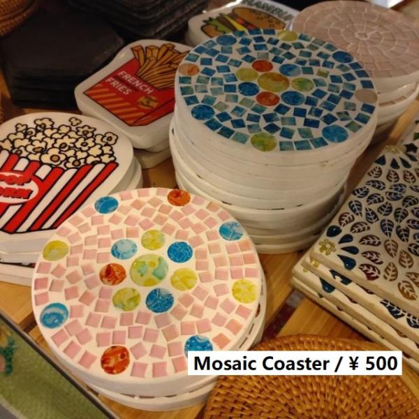 SIZE直径：11cm　高さ：0.5cm規格■生産地：インドネシア■素材・成分：ウッド　ガラス注意事項写真はイメージです写真と柄や色味などが異なる場合がございますサイズは多少の誤差がございますモザイクガラスタイルのコースター色とりどりのモザ...