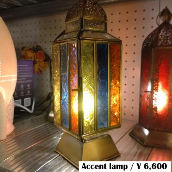 サイズ 約9.5×9.5×H31cm重量：805g素材スチール・ガラス接続電源コンセントタイプ電球・口金E12・LED使用可繊細な透かし柄がアジアンな雰囲気を演出してくれるランプ。それぞれの面に色違いのレリーフガラスが美しく灯りをともすと神...