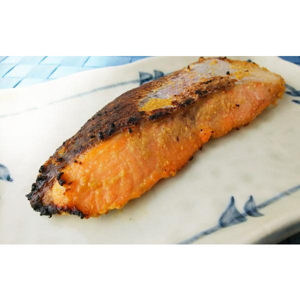 　長期間にわたり青魚を漬け込み熟成発酵し、いしるの味が十分沁み込んだ旨みたっぷりの糠に、独自のブレンドを施して、味わいそのままで口当たりが優しく、塩分控えめの秘伝のぬか床に漬け込みました。 脂がのった濃厚なサーモンの旨味を見事に引き出してい...