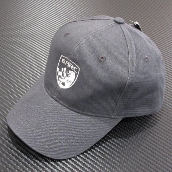BARC ベースボールキャップ グレーBARC BASEBALL CAP GRAY生地：綿 サイズ:フリー(最大直径580ｍｍ）カラー:グレー後ろのバックルでサイズ調整可能フロント部に白でＢＡＲＣロゴ刺繍REG-BA25