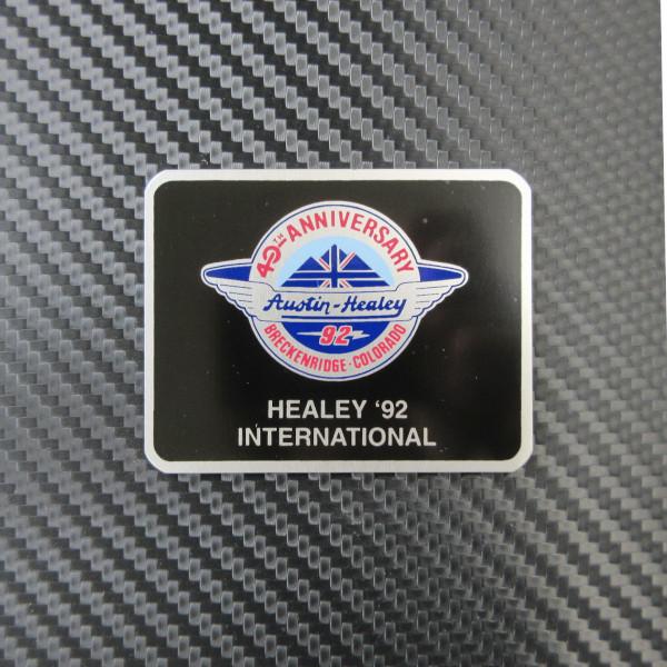 オースチンヒーレー　40周年アニバーサリーカーバッジ ブリッケンリッジ コロラドAUSTIN-HEALEY 40TH ANNIVERSARY/BRECKENRIDGE-COLORADO サイズ（mm）:57*73*1アルミプレート※ネコポス...