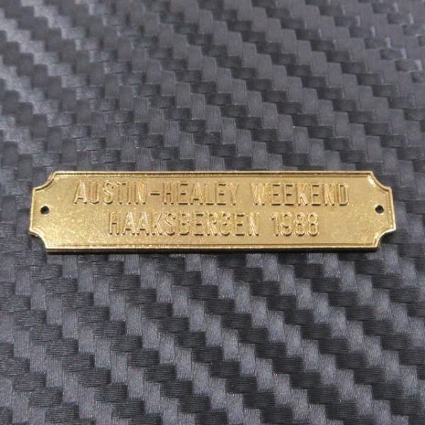 オースチンヒーレー ウィークエンド ハークスベルヘン1988 記念バッジAUSTIN-HEALEY WEEKEND HAAKSBERGEN 1988重厚感のある記念プレートですサイズ（mm）：12*50*1経年により若干の傷みがあります状態...