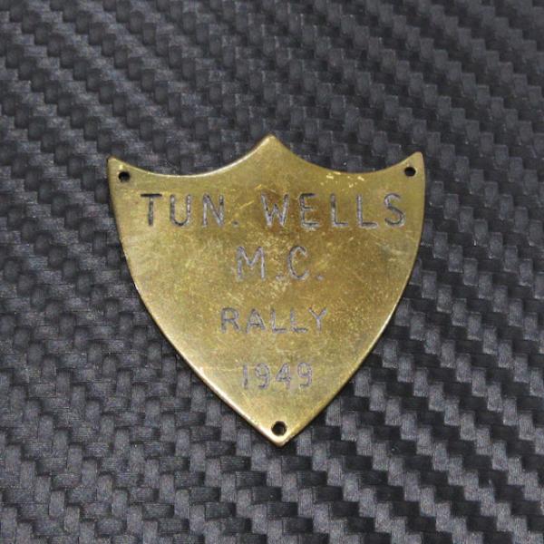 タンブリッジ ウェルズ モーター クラブ 1949年ラリー プレートTUNBRIDGE WELLS MOTOR CLUB RALLY 1949 BADGEサイズ(mm)：48*47*1経年により傷等ありますご了承ください※ネコポス対応商品
