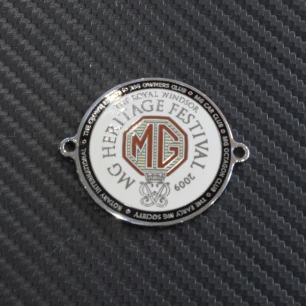 ザ ロイヤルウィンザー MG ヘリテージフェスティバル 2009 記念カーバッジTHE ROYAL WINDSOR MG HERITAGE FESTIVAL 2009 CAR BADGEサイズ（mm）：直径約54七宝部分に若干の傷等あります...
