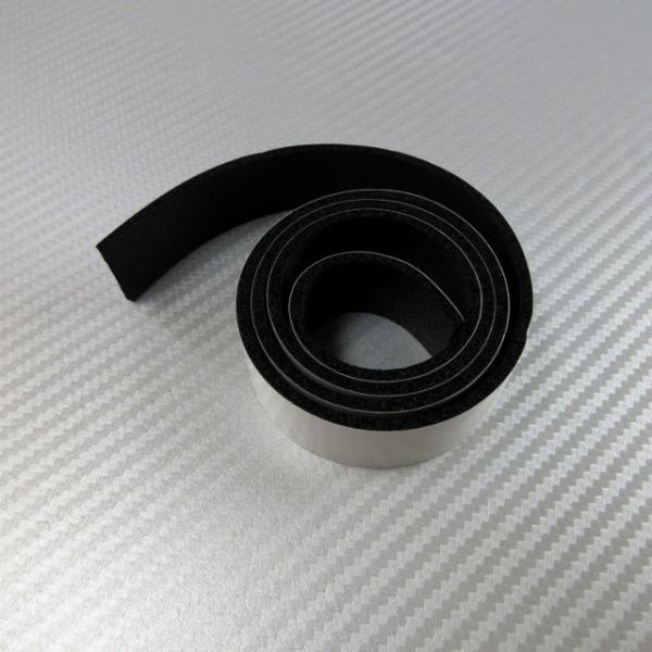 ケータハム セブン スカットルパネル スポンジテープサイズ幅25mm×910mmボンネットとの振動音を抑えます。劣化で傷んでいる場合、ボンネットの振動音が気になる方にお勧めです。68038512※ネコポス対応商品