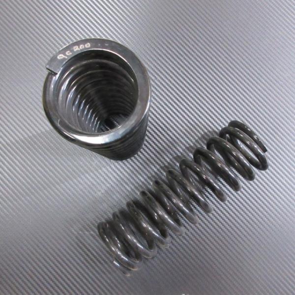 コイルスプリング ID:2.25in L:9in 200lb/in(3.57159Kg/mm)Coil Springサイズ内径2.25インチ*長さ9インチ*硬さ200ポンド/インチ価格は1本の価格となります。