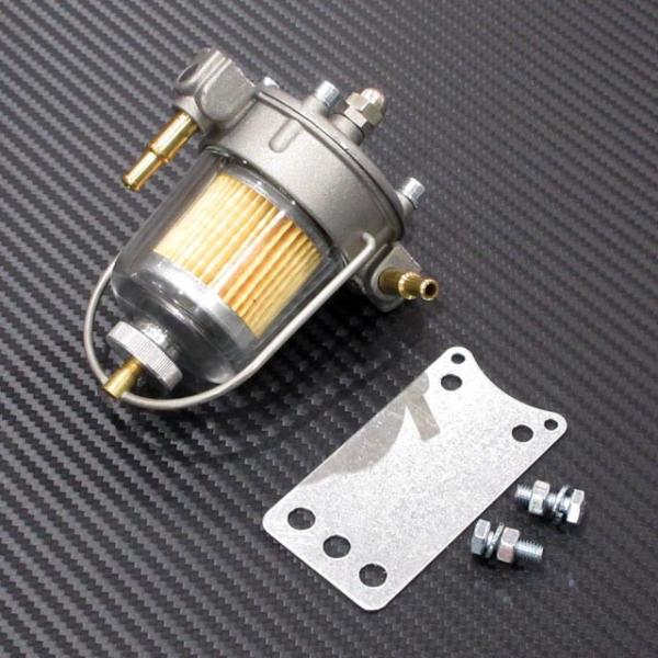 電磁ポンプの燃料圧力を調整し脈動を抑えます。レギュレター部は67mm径、総幅101mm高さ128mm。ガラス製で内臓フィルターを確認できます。6mmと8mmのホースに対応します。