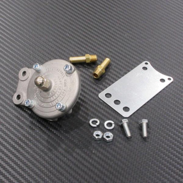 電磁ポンプの燃料圧力を調整し脈動を抑えます。レギュレター部は67mm径、総幅83mm高さ60mm。6mmと8mmのホースに対応します。