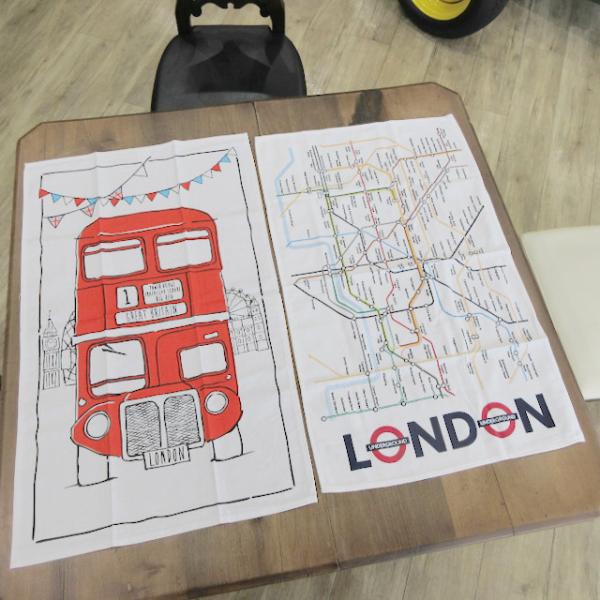 ティータオル LONDON ダブルデッカー/地下鉄チューブマップTEA TOWEL LONDONテーブルサイドのアイテムや、かわいい絵柄を利用して包んだり、かぶせたり。使い道いろいろ。サイズ：470mm * 760mm綿100％74