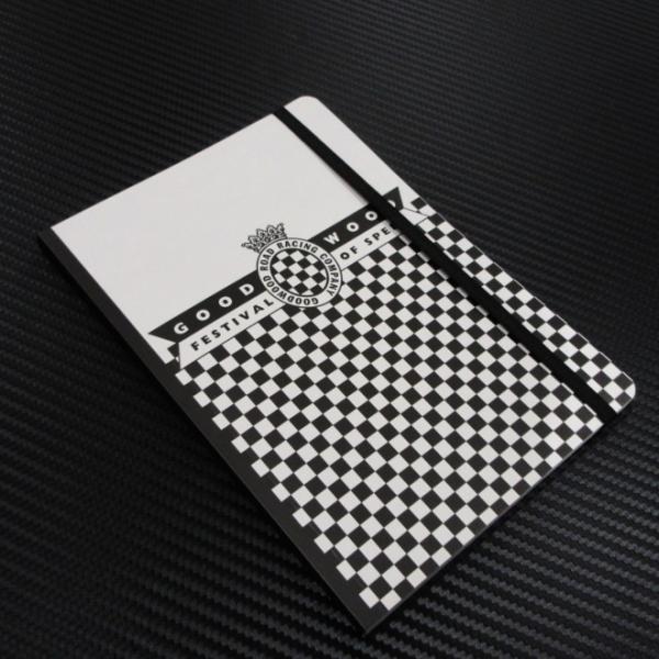 グッドウッド フェスティバル オブ スピード ノートブックGOODWOOD Festival of Speed Note Bookチェッカーボード柄の表紙がかわいいノートゴムバンドで留めるタイプです中のページには罫線がありますサイズ（mm）...