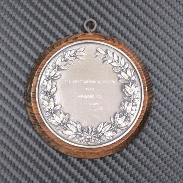 THE SHUTTLEWORTH TROPHY 1950 AWARDED TO S.E.SEARS トロフィー 壁掛けサイズ（ｍｍ）：直径91、厚さ10経年により傷等ありますご了承ください