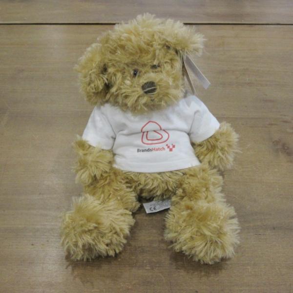 ブランズハッチ テディベアBrands Hatch Bearsブランズハッチのロゴ入りTシャツを着たテディベアですTシャツカラー：ホワイトサイズ(mm):高さ200（座位）、横幅200（両手間隔）※手計りのため若干の誤差があります