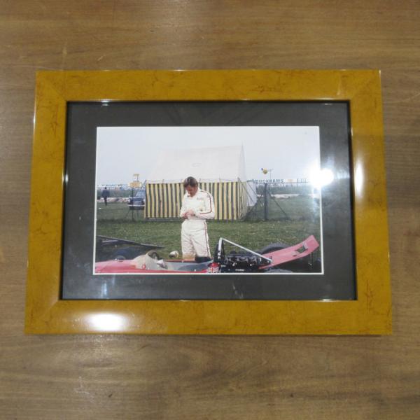 Jochen Rindt ヨッヘンリント 写真 額装Jochen Rindt photoフレームサイズ（mm）：350*260*15フレームカラー：ブラウンマットカラー：ブラック写真※手測りのため若干の誤差があります※店頭展示品のため、小傷...