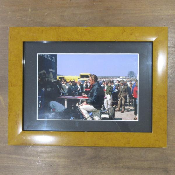 Jochen Rindt ヨッヘンリント 写真 額装Jochen Rindt photoフレームサイズ（mm）：350*260*15フレームカラー：ブラウンマットカラー：ブラック写真※手測りのため若干の誤差があります※店頭展示品のため、小傷...