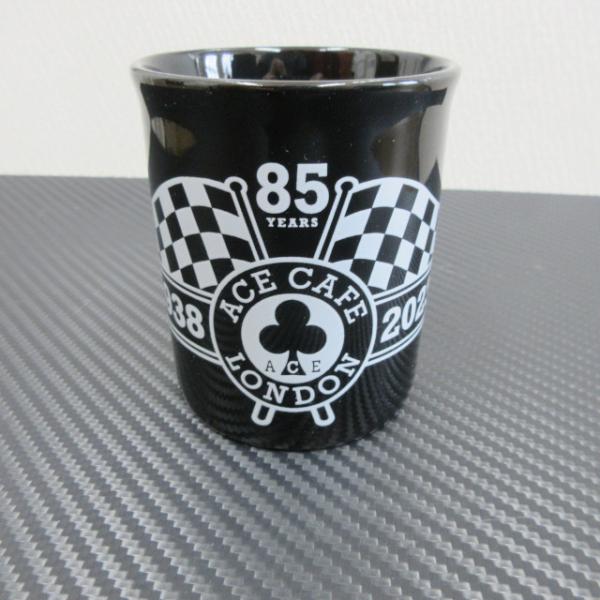 陶磁器製カラー：ブラック地にホワイトの柄重量(g)：280前後サイズ(mm):高さ95、直径821938年から続くACE CAFEの85th記念のマグカップですACE CAFEのロゴにチェッカーフラッグの柄ですホワイトタイプもありますので色...