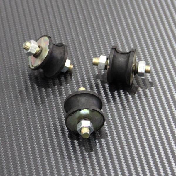 ケーターハムやミニのエキゾースト サイレンサーに使用するリヤマウントです。三和トレーディング オリジナルの強化品。直径約34mm、長さ54mm、ねじサイズ5/16"。ナットとスプリングワッシャーが付属します。1個の価格です。GEX7251E...