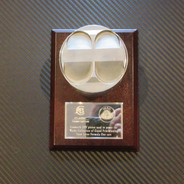 【中古】CLASSIC TEAM LOTUS F1 コスワース DFVピストン台座つきサイズ（ｍｍ）台座：179*126*17刻印Cosworth DFV piston used to power theWorks Collection o...