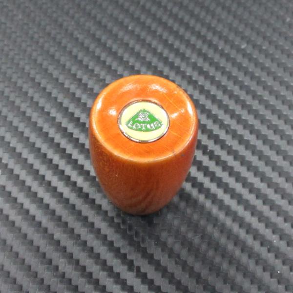 ロータスオリジナル ウッドシフトノブ LOTUSバッジ付き ／ LOTUS ELAN S1,CORTINA WOOD G.KNOB T.DROP 5/16UNFロータスコルチナ用の当時物シフトノブですロータスの七宝バッジ付き車種：LOTUS...