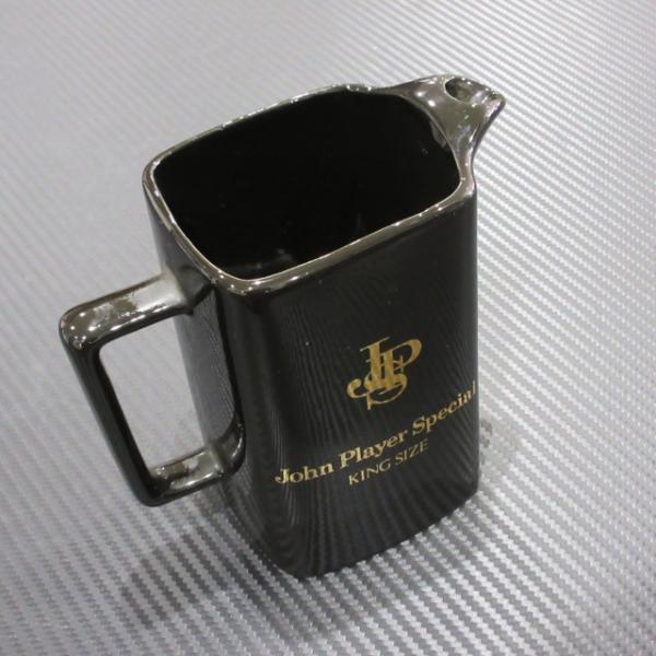 JPSロゴ入りの陶磁器製水差しです黒地にゴールドのロゴ入りですサイズ(mm):高さ140、底面85*90若干の傷、汚れ等ありますご了承ください