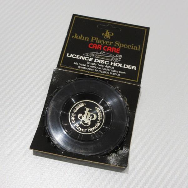 JPSロゴ入りのタックスディスクホルダーですロゴ色はシルバーサイズ(mm):高さ10、直径90若干の傷等ありますご了承ください