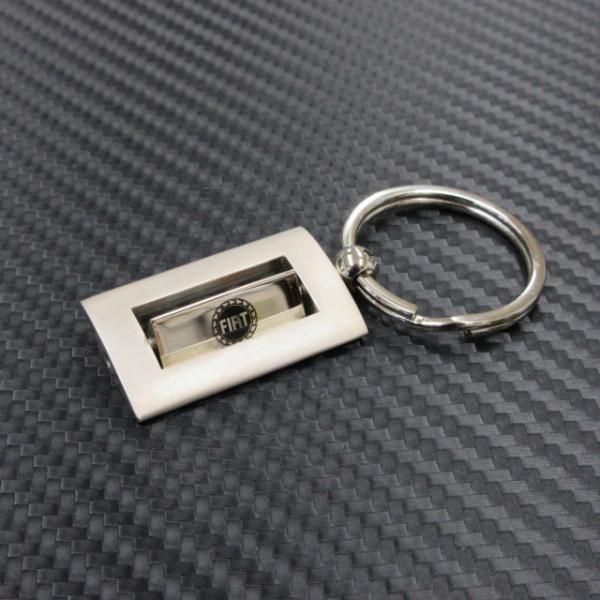 FIAT キーリング forward thinkingFIAT KEY RINGFIATのロゴ入りキーホルダー新品ですが経年により小傷等ありますご了承くださいサイズ（mm）：全長78，チャーム幅29，厚み10リング内径（mm）：30※ネコポ...