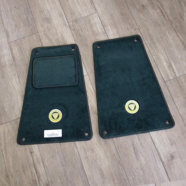 ケーターハムスーパーセブンDE-DIONアクスル左ハンドル車に適合。しっかりした造りですので置くだけでずれにくくなっています。四つ角に穴がありますが使用しません。留めずに使用する置くタイプのフロアマットです。カラー：グリーンステッチ：イエロ...