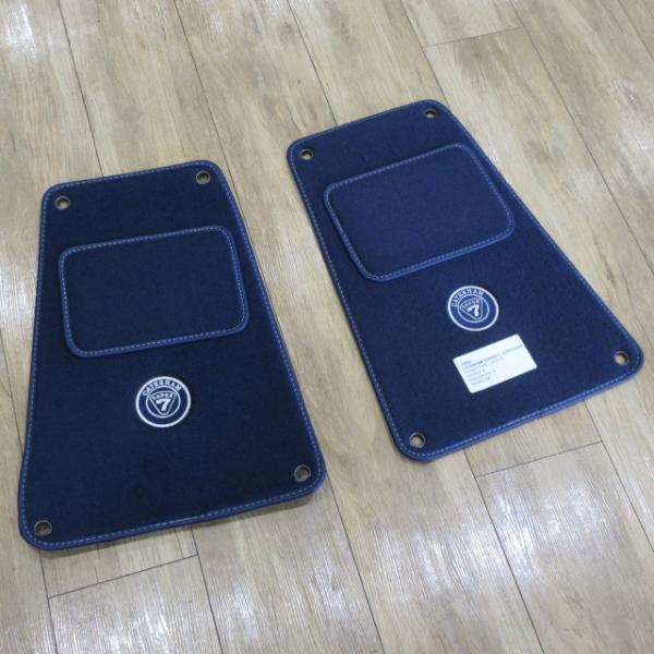 ケーターハムスーパーセブンDE-DIONアクスル右ハンドル車に適合。しっかりした造りですので置くだけでずれにくくなっています。四つ角に穴がありますが使用しません。留めずに使用する置くタイプのフロアマットです。カラー：ネイビーブルーステッチ：...