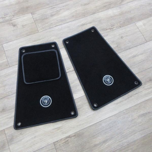 ケーターハムスーパーセブンDE-DIONアクスル左ハンドル車に適合。しっかりした造りですので置くだけでずれにくくなっています。四つ角に穴がありますが使用しません。留めずに使用する置くタイプのフロアマットです。カラー：ブラックステッチ：ホワイ...