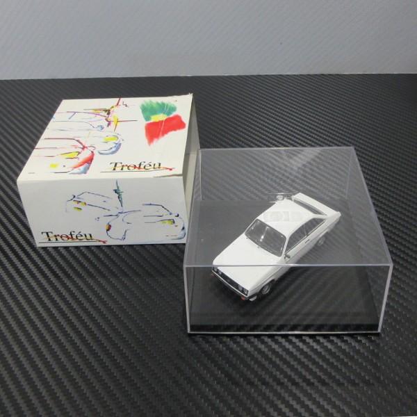メーカー：トロフュー Trofeu車名：FORD ESCORT RS 2000 Roadcarカラー：Diamond WHITE 白/黒ライン品番：1801ｗ Rhd縮尺：1/43運転席と助手席が前に倒れます。プラスチックケースに擦れキズが...