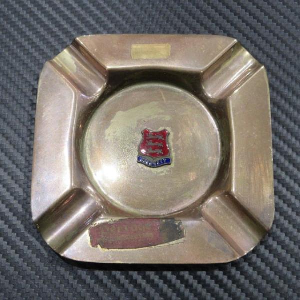 ヴィンテージ 英国製 Peerage 真鍮灰皿 GUERNSEY紋章Vintage Peerage Brass Ashtrayサイズ(mm):118*118*12英国の真鍮老舗「Peerage」の灰皿です表面にはイギリスのチャンネル諸島にあ...