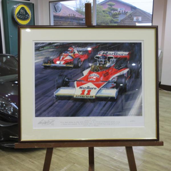 Rush to the Championship ／ 額装済1976年の第1回F1日本グランプリのワンシーンマクラーレンのジェームス・ハントがフェラーリのニキ・ラウダをリードしているワンシーンプリントには作者直筆サイン入りブラウンの木製フレ...