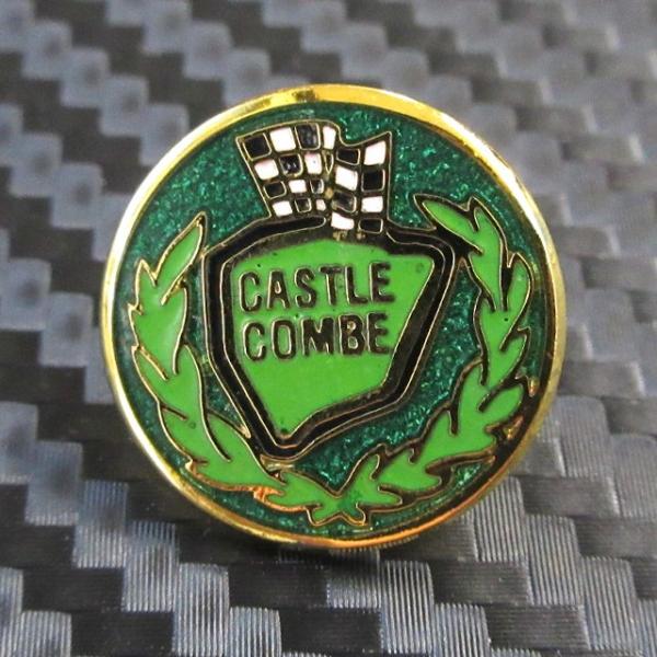 カッスルクーム サーキット ピンバッジCASTLE COMBE Circuit pinbadgeチェッカーフラッグと月桂樹、サーキットの絵柄ですサイズ(mm)：直径19、厚み1.5留め針長さ(mm)：7※経年により若干の傷みがあります　ご了...