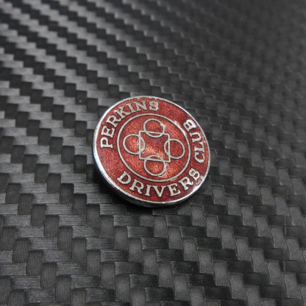 パーキンス ドライバーズクラブ ピンバッジPERKINS DRIVERS CLUB Pinbadgeサイズ（mm）：直径20留め針長さ（mm）：15経年により若干の汚れや傷等がありますご了承ください※ネコポス対応商品