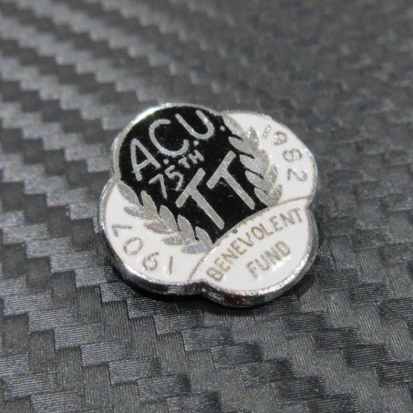 マン島ツーリスト・トロフィーレース 1982 ACU基金 75周年 エナメルピンバッジIsle Of Man TT 1982 ACU Benevolent Fund 75th Anniversary pinサイズ（mm）：21*21*1.5...