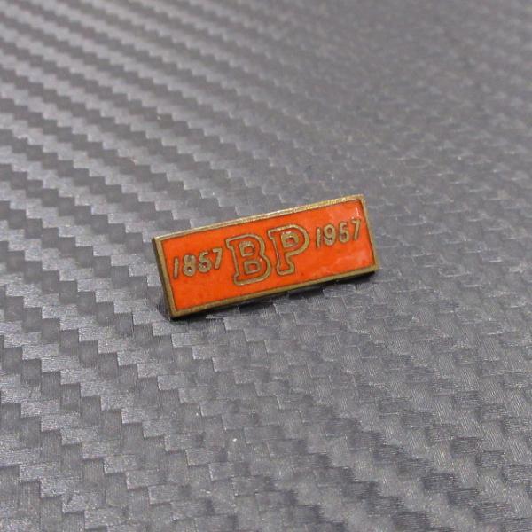 BP 1857-1957 100周年 エナメルピンバッジBP 1857 1957 pinbadgeサイズ（mm）：9*27*1.5留め針長さ（mm）：20経年により若干の汚れや傷等がありますご了承ください※ネコポス対応商品T-177