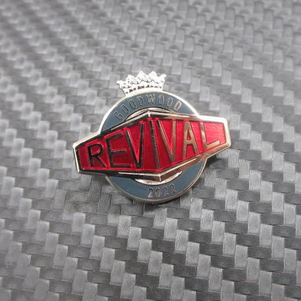グッドウッド リバイバル ピンバッジ 2022GOODWOOD REVIVAL PINBADGE 2022カラー：グレー＆レッドサイズ(mm):23*28針の長さ(mm):7WO Lewis Badges Ltd 製※ネコポス対応商品