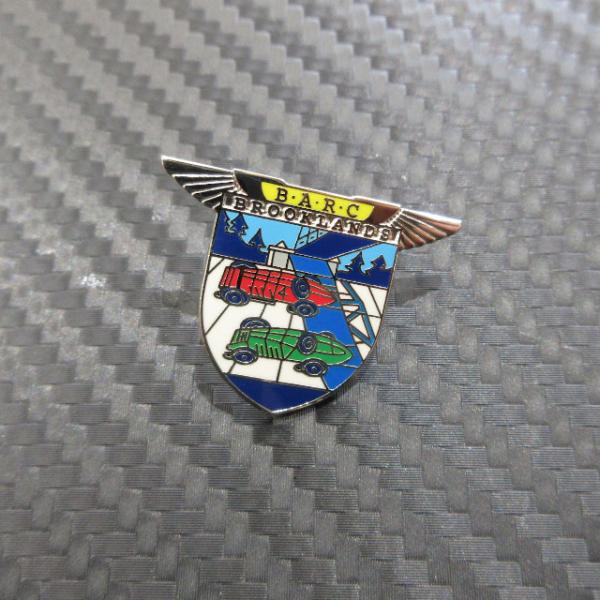 BARC ブルックランズ　シールド形ピンバッジサイズ(mm)：たて23、よこ30、厚み1.5ピン長さ（ｍｍ）：7※ネコポス対応商品