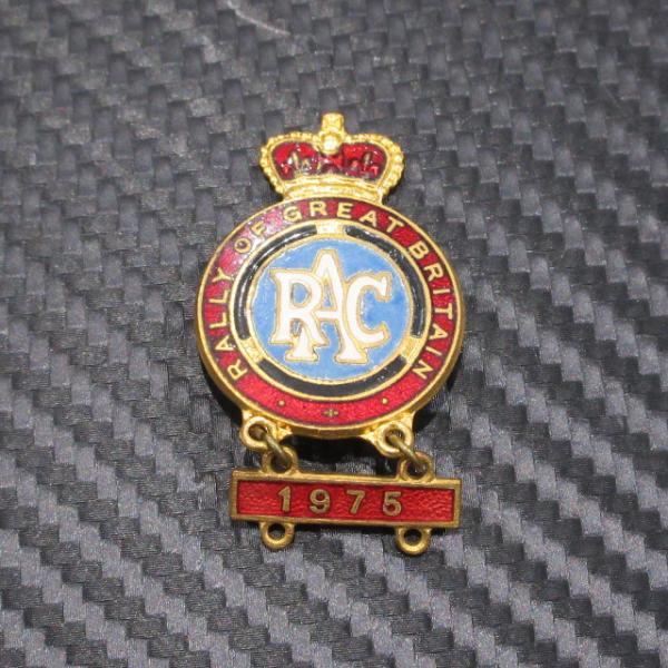 RALLY OF GREAT BRITAIN R・A・Ｃ エナメル ピンバッジ ／ 1975RAC ラリーオブグレートブリテンのビンテージピンバッジですエナメルが美しいデザインですサイズ（mm）：51*28*2（年号プレート含む）針長さ（m...