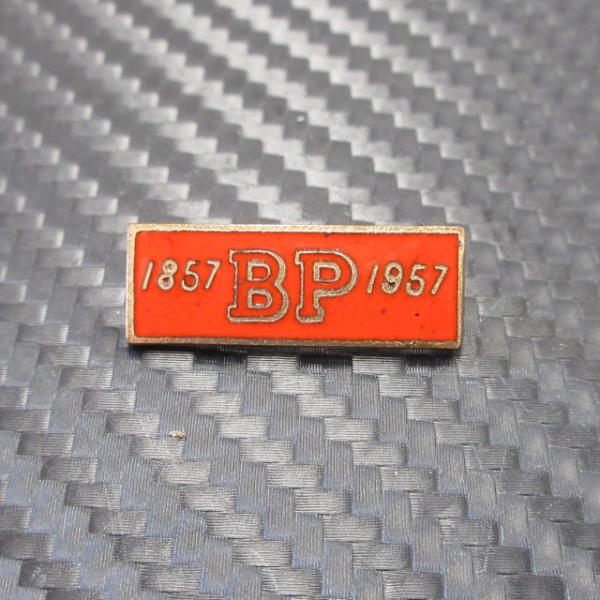 BP 1857-1957 100周年 エナメルピンバッジBP 1857 1957 pinbadgeサイズ（mm）：9*27*1.5留め針長さ（mm）：20経年により若干の汚れや傷等がありますご了承ください※ネコポス対応商品
