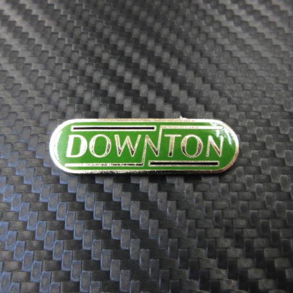 DOWNTON ピンバッジ シルバー/グリーンサイズ（mm）：45*13*1針長さ（mm）：10 ブローチタイプのピン※ネコポス対応商品PIN-013
